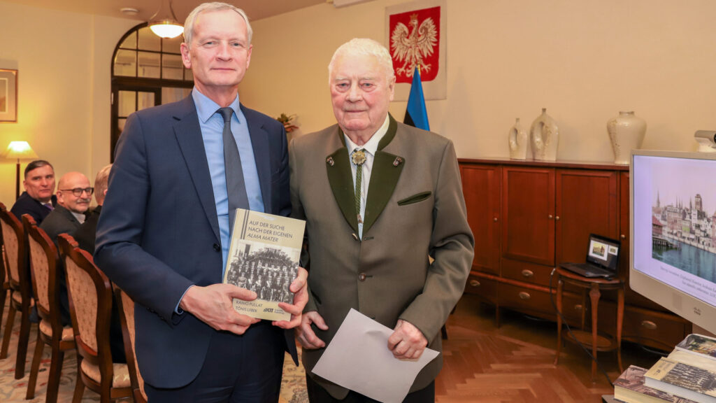 Raimo Pullati järjekordne raamat kattis valge laigu ajaloos - Hiiu Leht