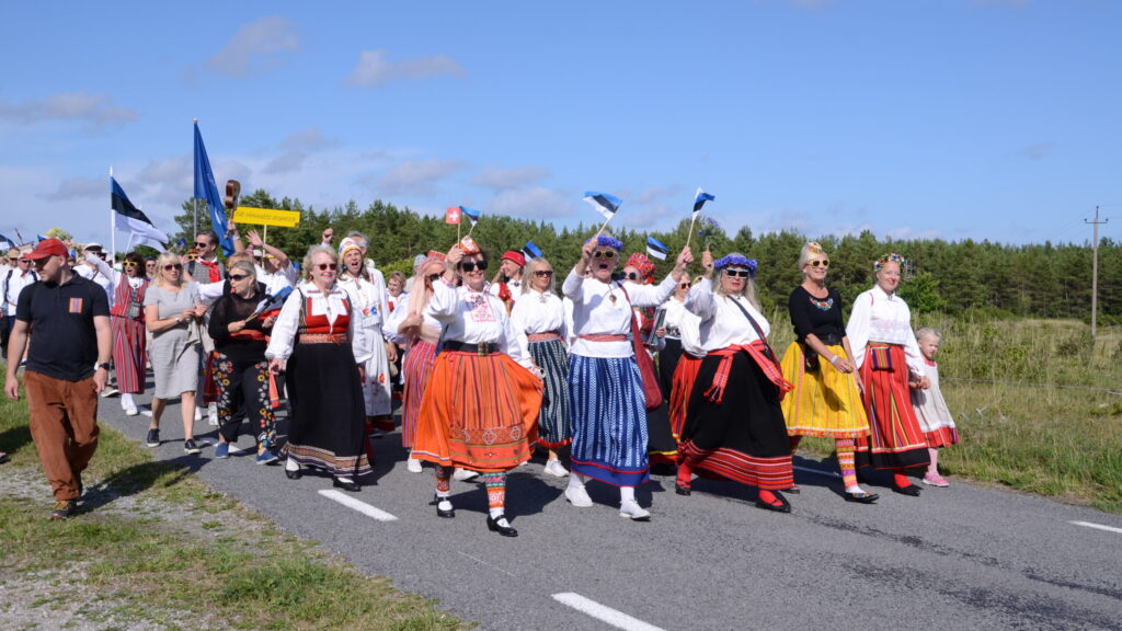 FOTOD | Väikesaarte laulupidu tegi Kassaris publikurekordi - Hiiu Leht