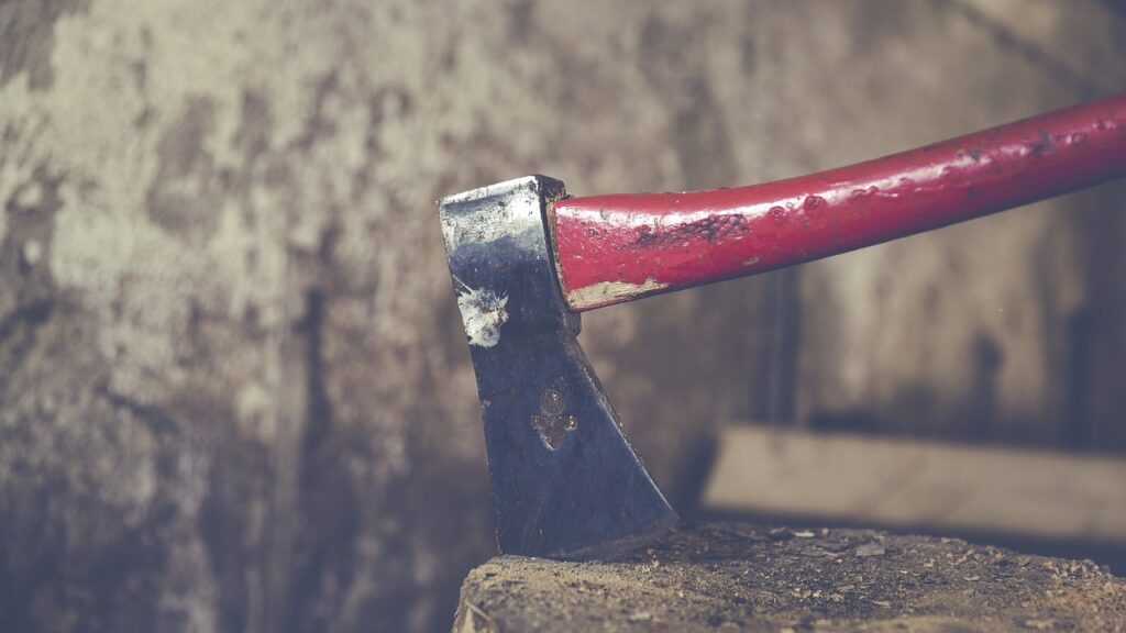 KIRVEGA MEES | Politsei otsis Kärdlas paljasjalgset kirvega meest ...