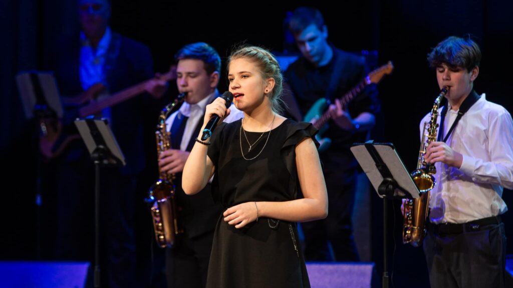 HIIUMAALT SUURELE LAVALE | Adeele Reeth Kuusk pääses Jõhvis oma lauluga ...