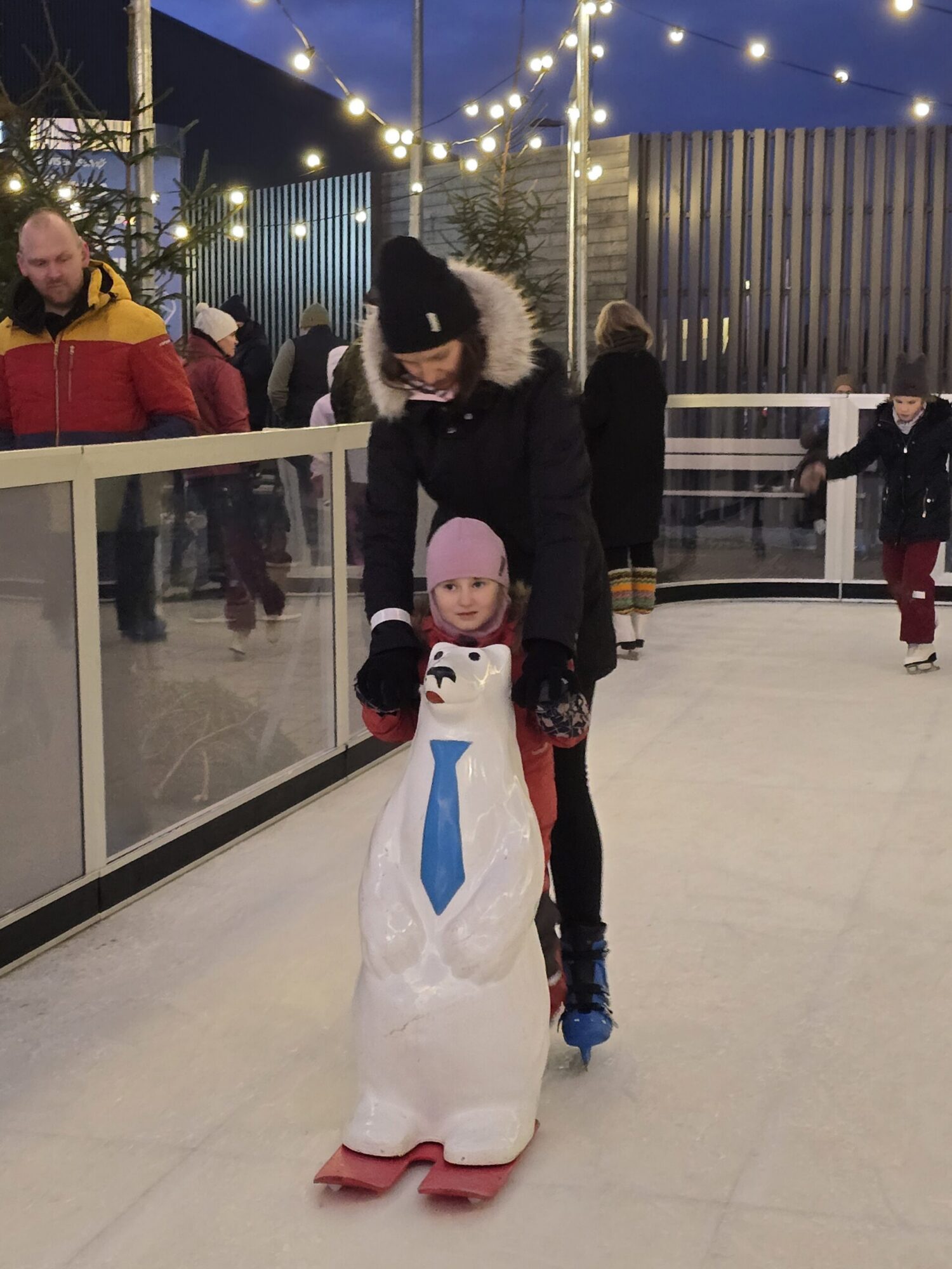 GALERII | Uus uisuväljak meelitas jääle hulga uisutajaid - Hiiu Leht